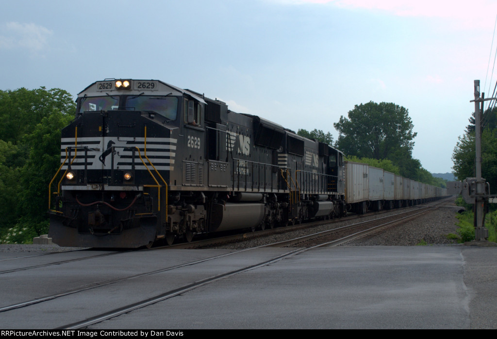 NS SD70M 2629 leads 262